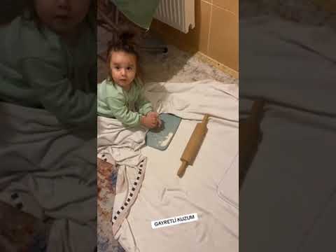 Babasına Ispanaklı Börek Yapan Tatlı Kız