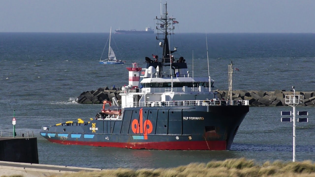 ALP FORWARD (TUG) binnenkomst en aanmeren 11-4-2017 - YouTube