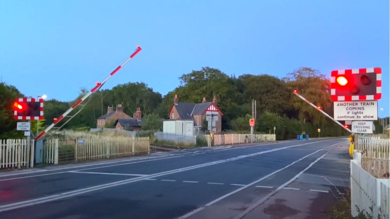 Carnaby Level Crossing, East Riding of Yorkshire - YouTube