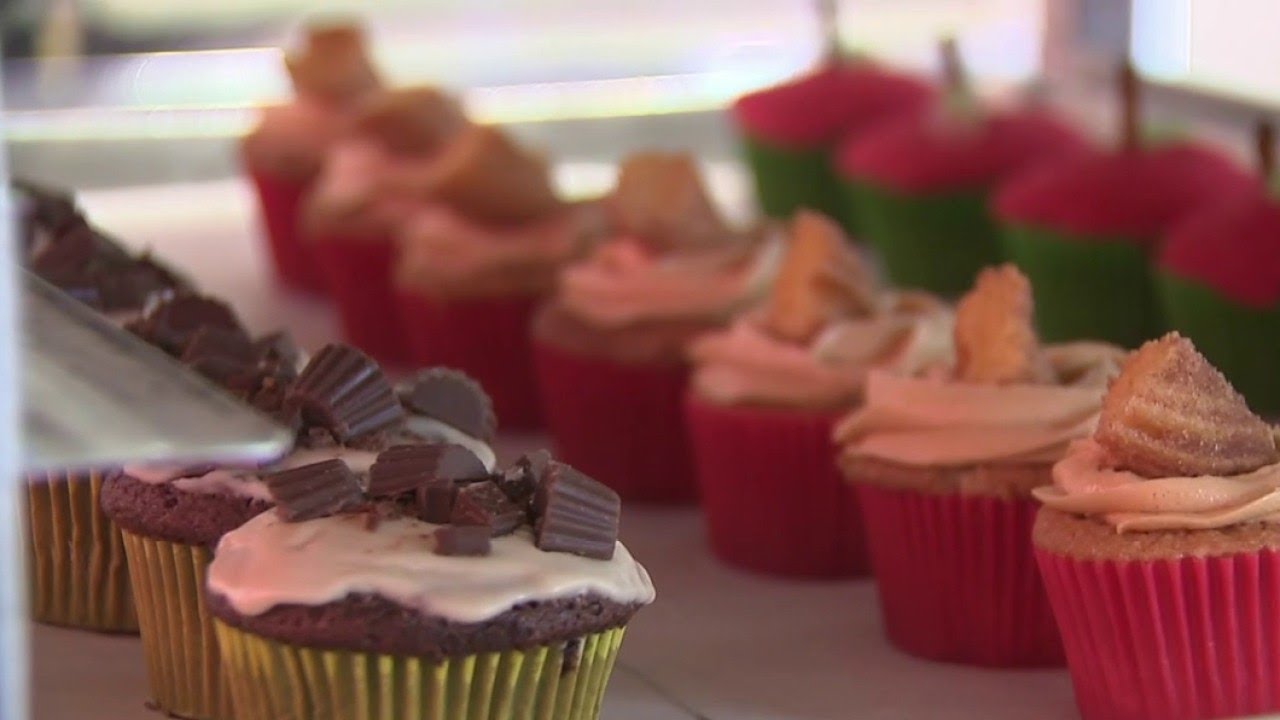 High school culinary students wage cupcake battle - YouTube
