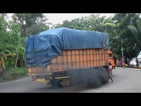 Truk Tronton Fuso Keluarkan Kepulan Asap Hitam Saat Nanjak di Tikungan Timez Bumiayu