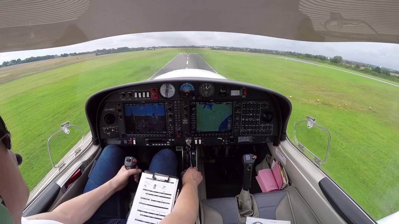 Practicing landings and VFR approach in the Diamond DA40 (with ATC ...
