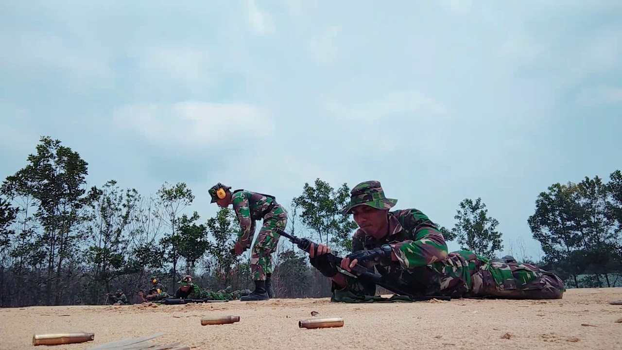 Keren kemampuan senjata buatan Pindad SS1-R5 - YouTube