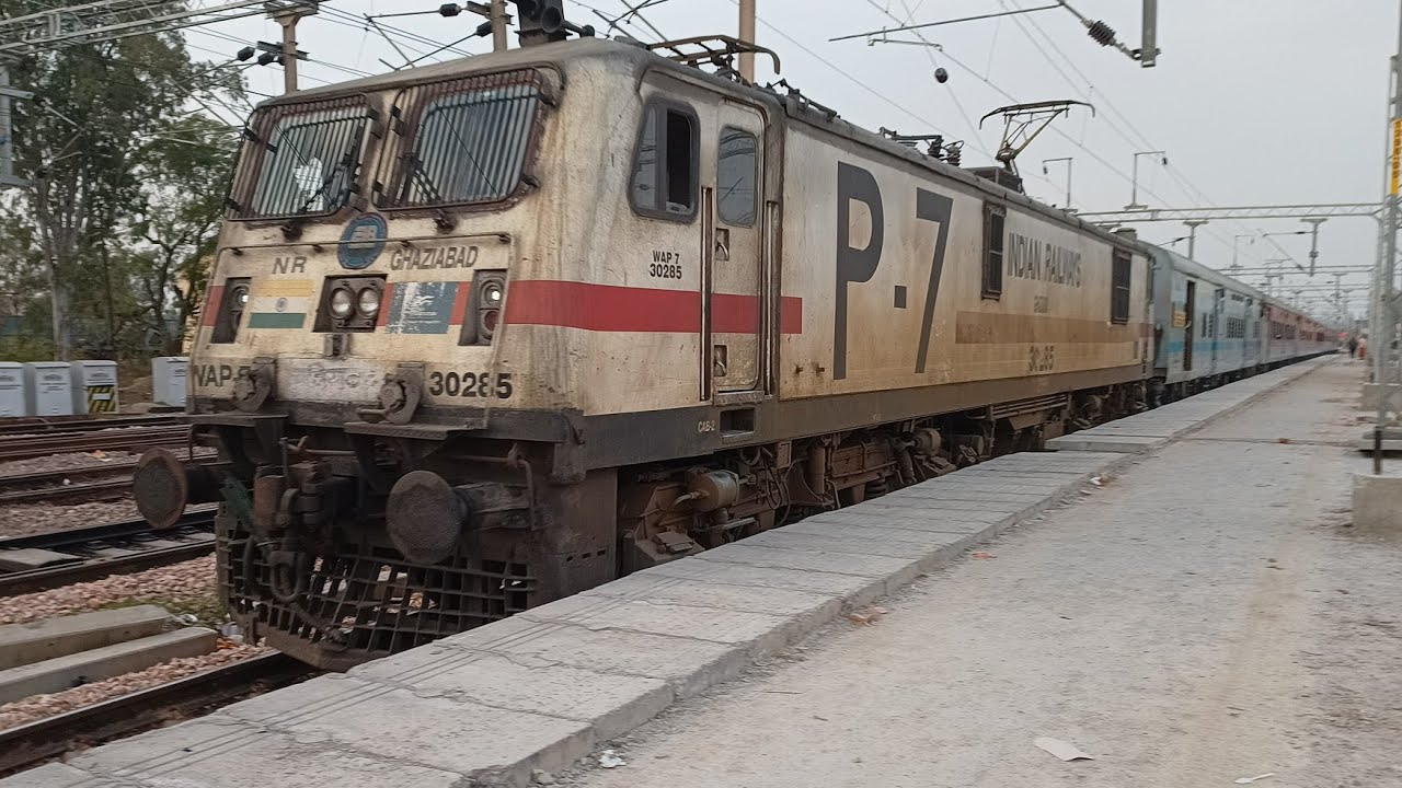 WAP-7 LEADING 12410 RAIGARH GONDWANA EXPRESS TOWARDS AGRA CANTT - YouTube