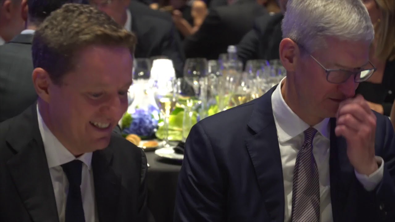 L'incontro con Tim Cook: la cena di gala - YouTube