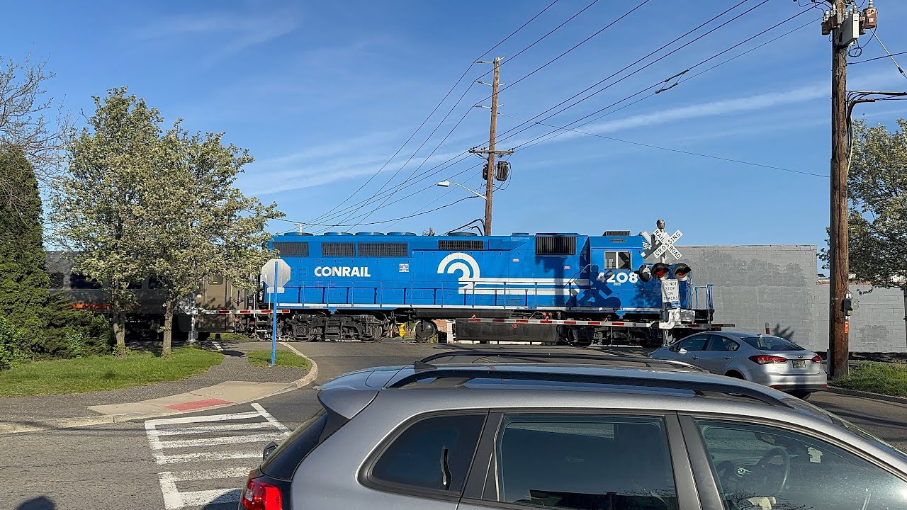 2 NJ TRANSIT Heritage Units passing through Lodi Street Crossing - YouTube