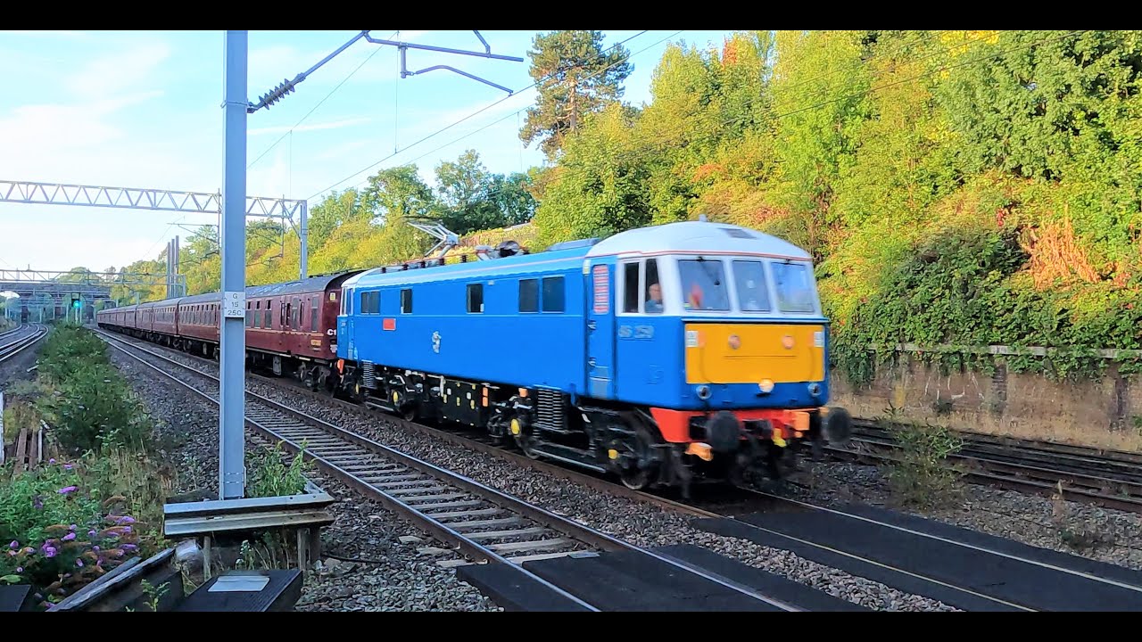 Morning rush hour trains at Bushey station - YouTube
