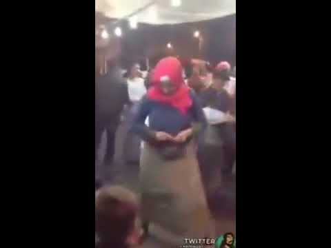 Kendini müziğin ritmine birakan abla (Biri Bu Kadını Durdursun)