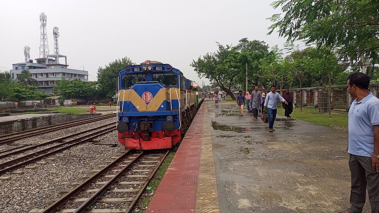 Banglabandha express entering Thakurgaon railway station. - YouTube