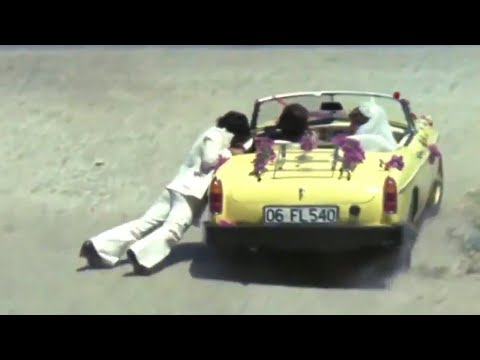 Ferdi Tayfur arabayı tutarak durdurmaya çalışıyor