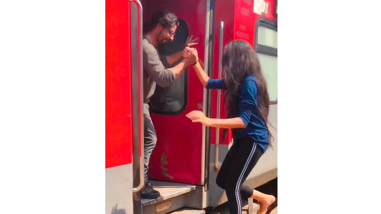 DDLJ train scene shahrukh khan kajol ibrahim qadri - YouTube