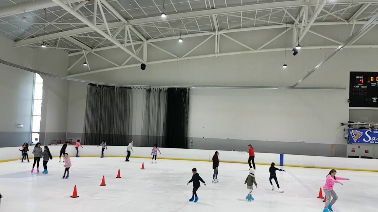 Ice Skating AWESOME TEACHER DANCING - YouTube