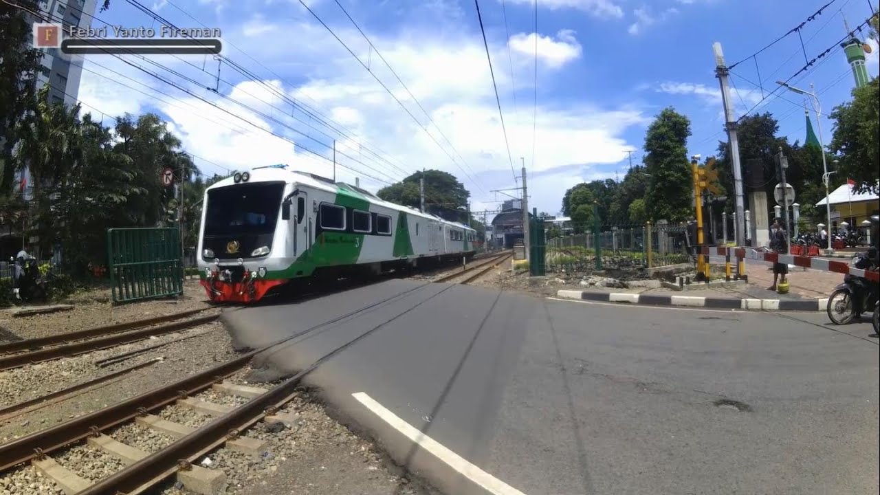 KLB Kereta Spesial KAIS 3 Dan 4 ! Perlintasan Kereta KRL JPL 43 Stasiun ...