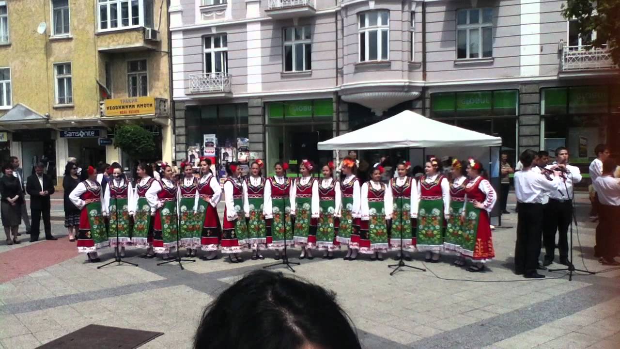 Traditional Bulgarian choir with Pipes - YouTube