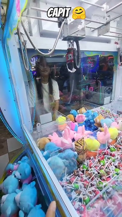 Main mesin capit boneka ! #shorts - YouTube