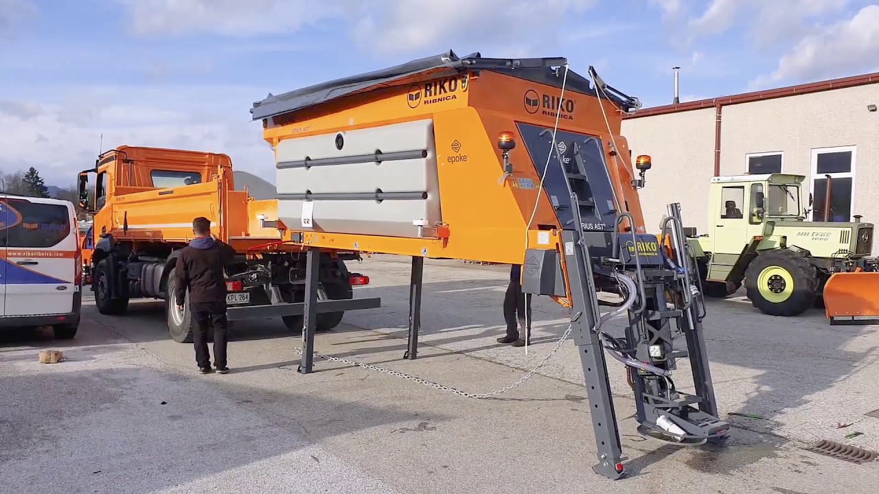 Epoke spreader loading - YouTube