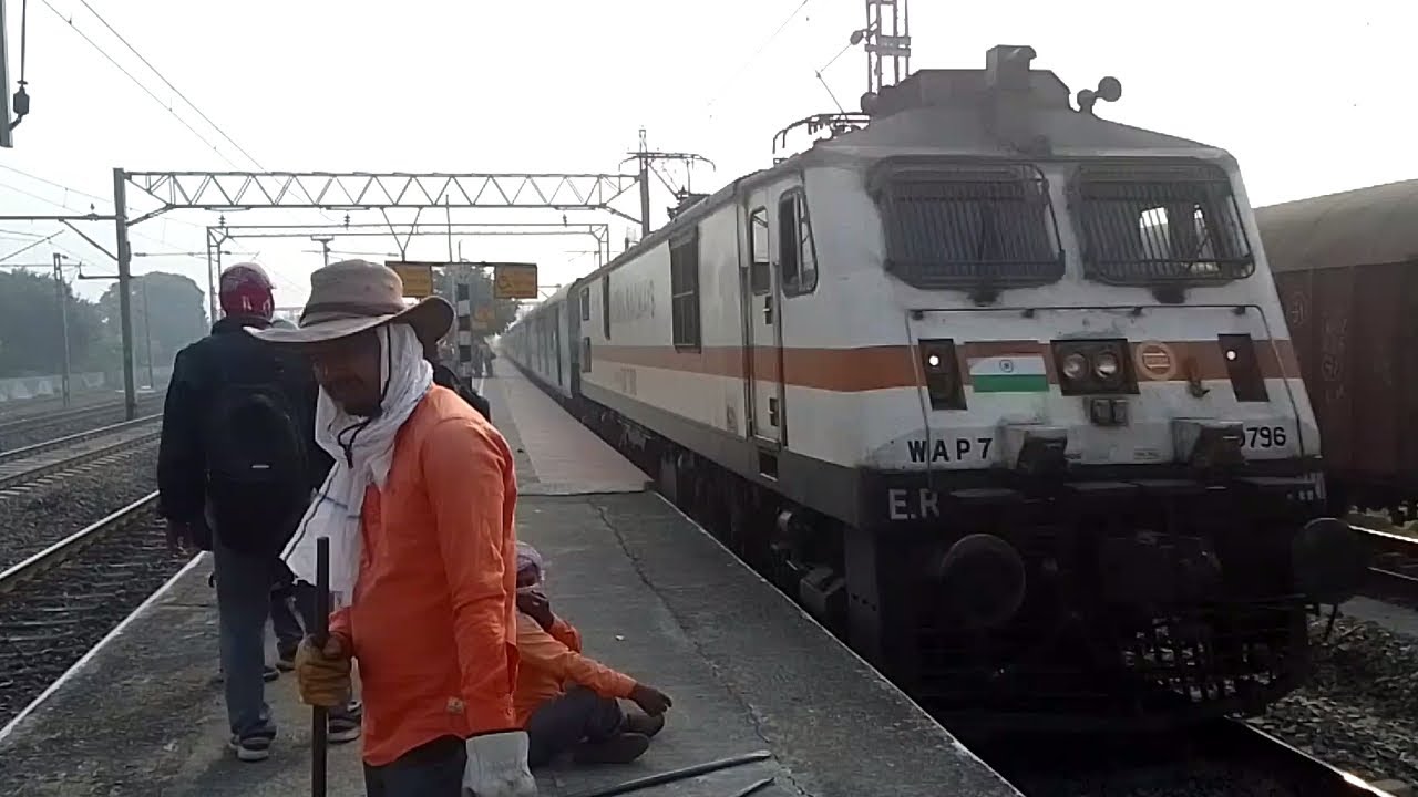 Legendry Poorva Express Running Furious Speed - INDIAN RAILWAYS - YouTube