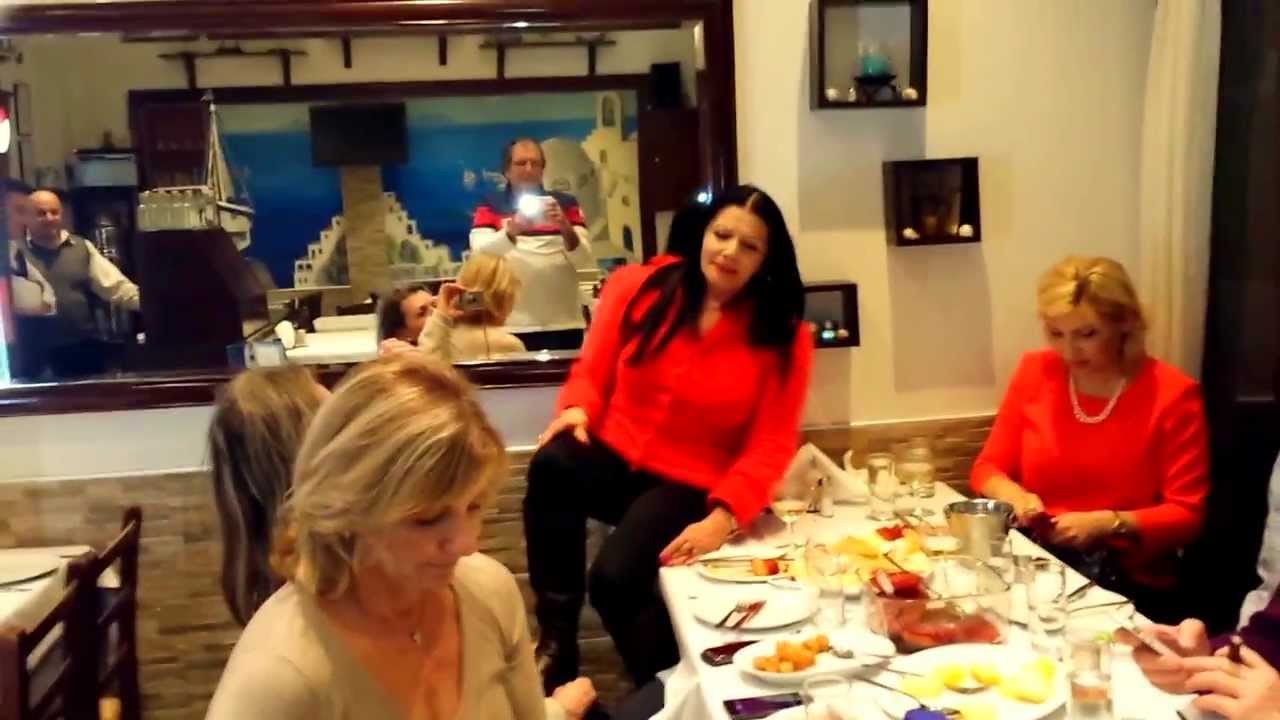 ΖΩΖΩ ΣΑΠΟΥΝΤΖΑΚΗ με την παρέα της στο Ουζερί ο Πέτρος - YouTube