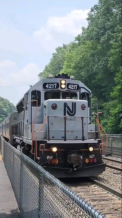 NJT GP40PH-2B #4217 Unrestricted K5LA Horn (Crossing Sequence) (Quilled) - YouTube