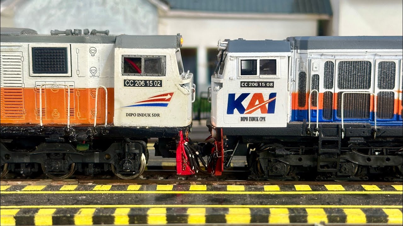 Kereta api CC206 Logo Panah & KAI Double Traksi hampir menabrak ...