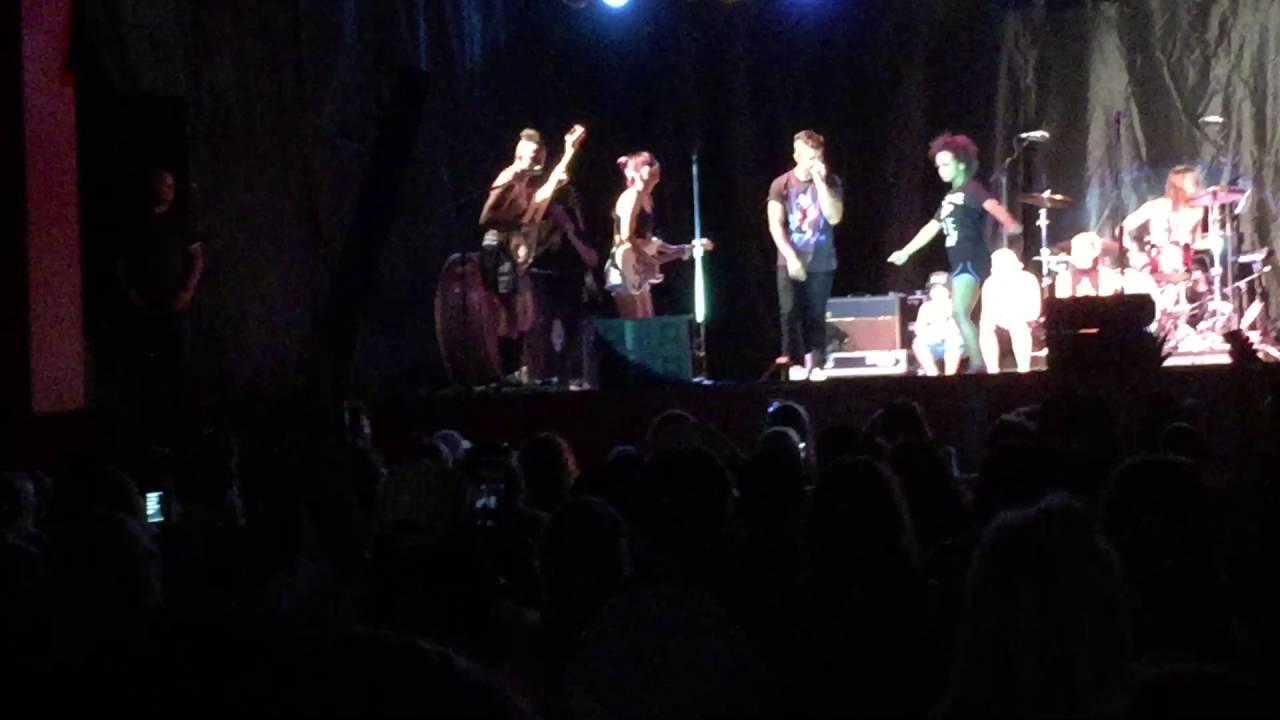 DNCE LIVE Baton Rouge - Body Moves (audience dancing participation ...