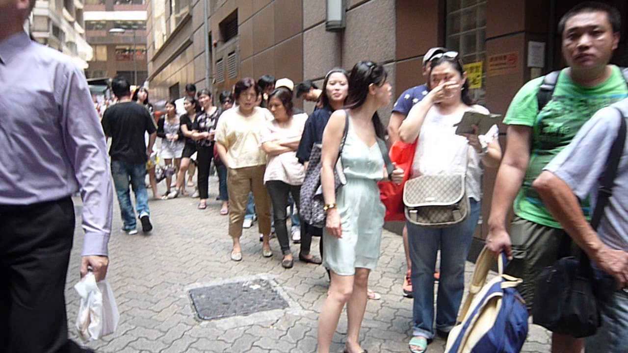 Weird Queueing Culture of Hong Kong - YouTube