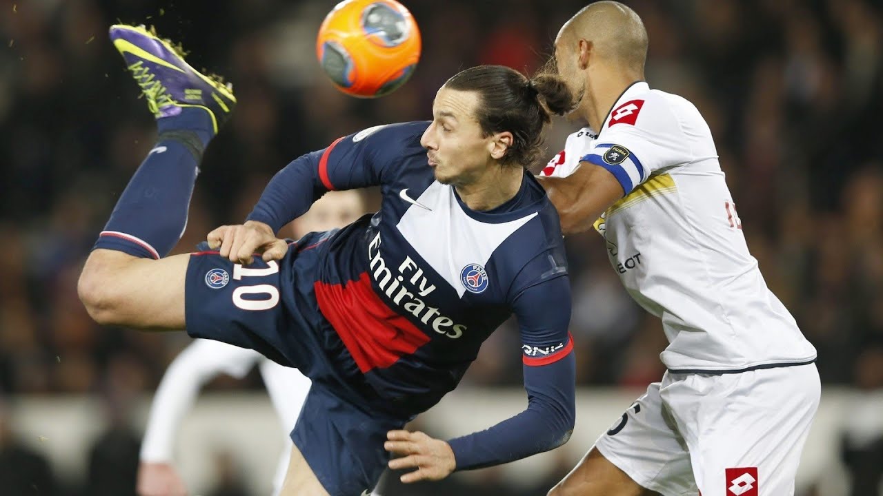Zlatan Ibrahimovic- Shoulder Goal_ Skills 2013 - YouTube