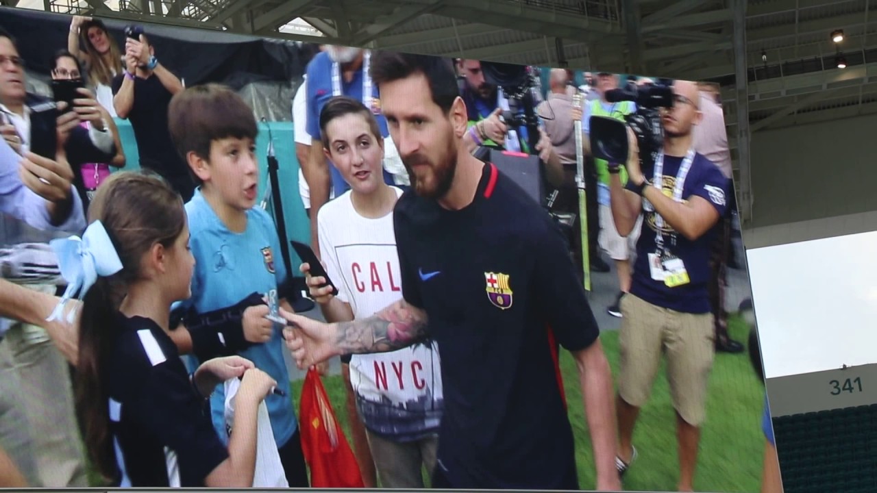 Lionel Messi entering Hard Rock Stadium in Florida - Barcelona FC vs ...