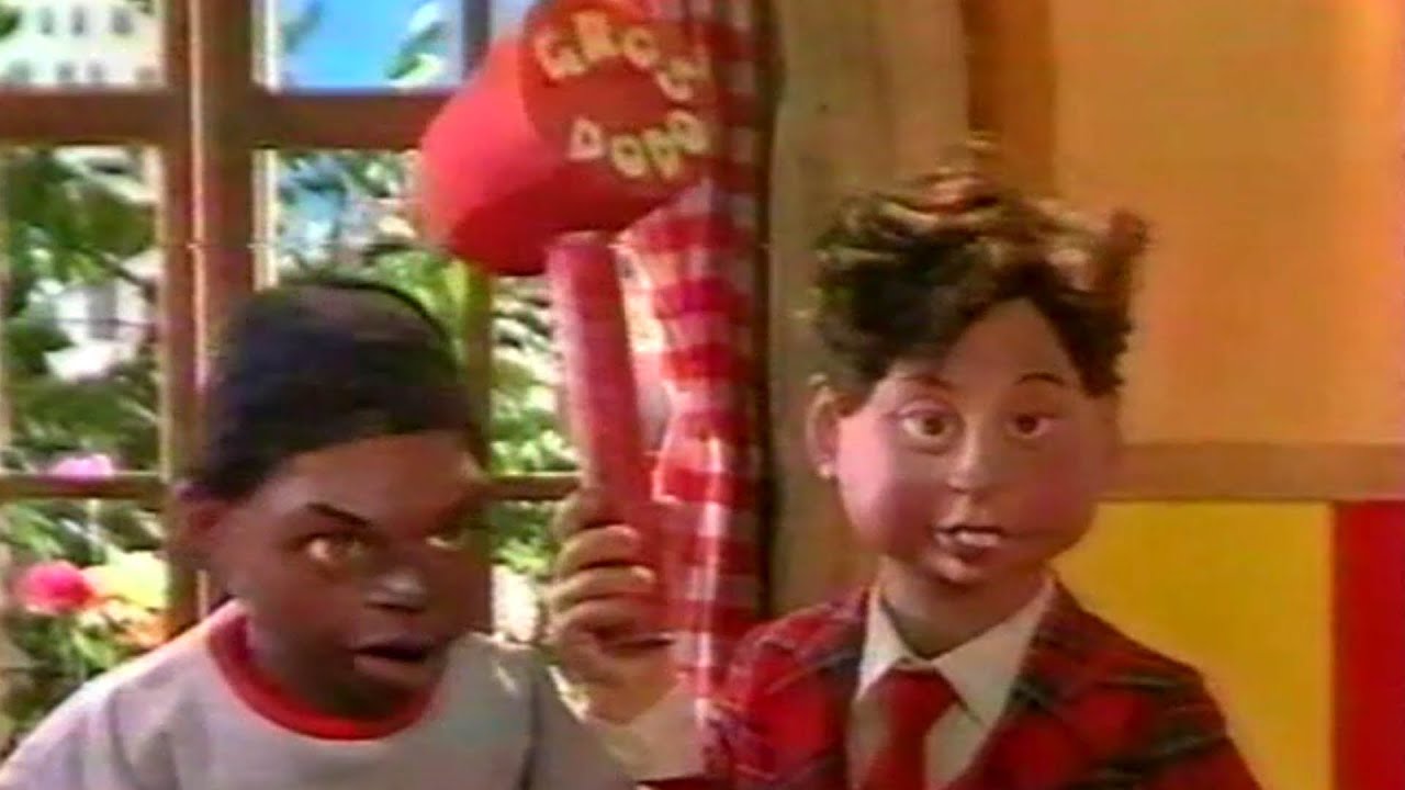 Sketch - Ms'é & Coco, les billes - Les Minikeums - YouTube