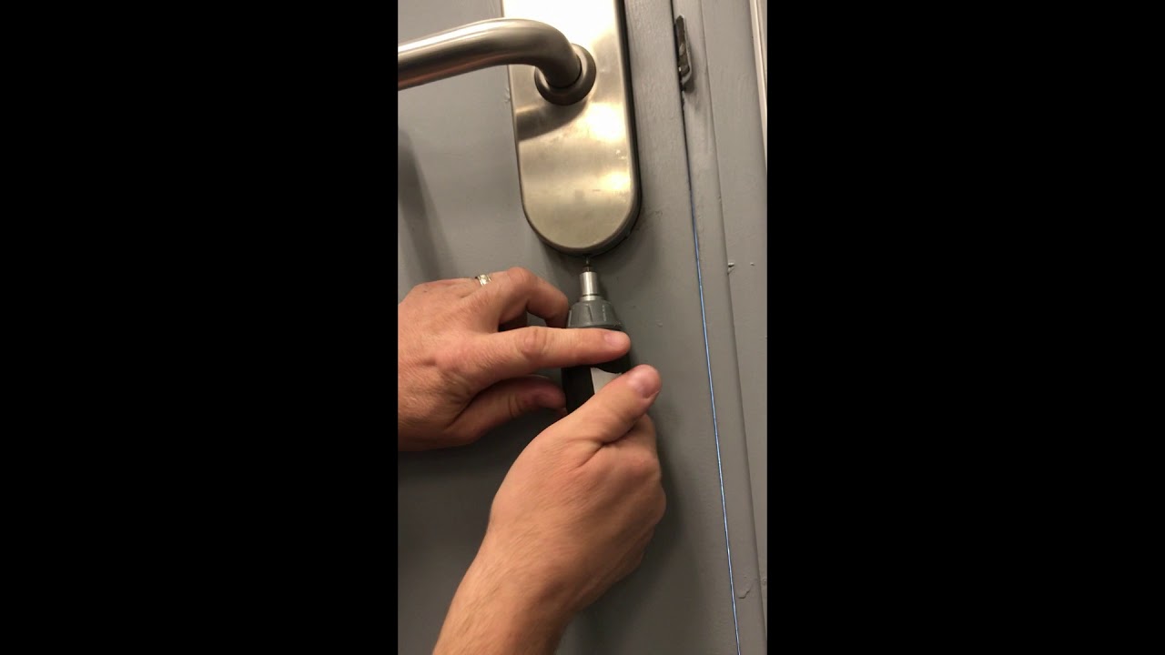 SALTO KS escutcheon battery replacement - YouTube