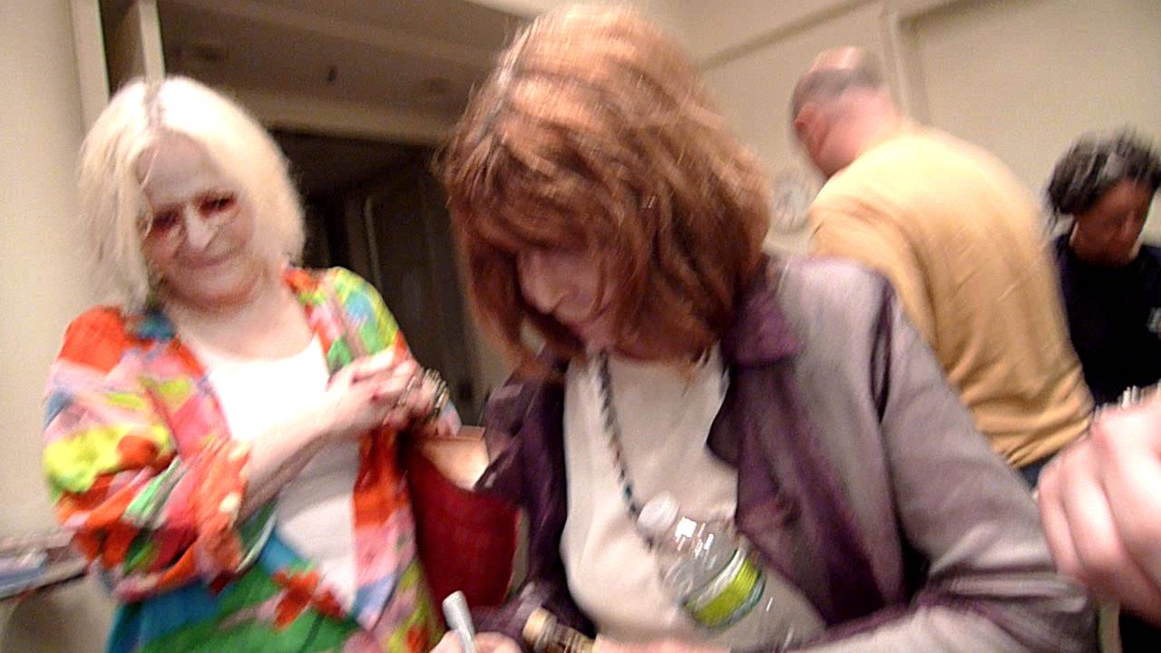 Lee Grant In the heat of the night signing autographs in person - YouTube