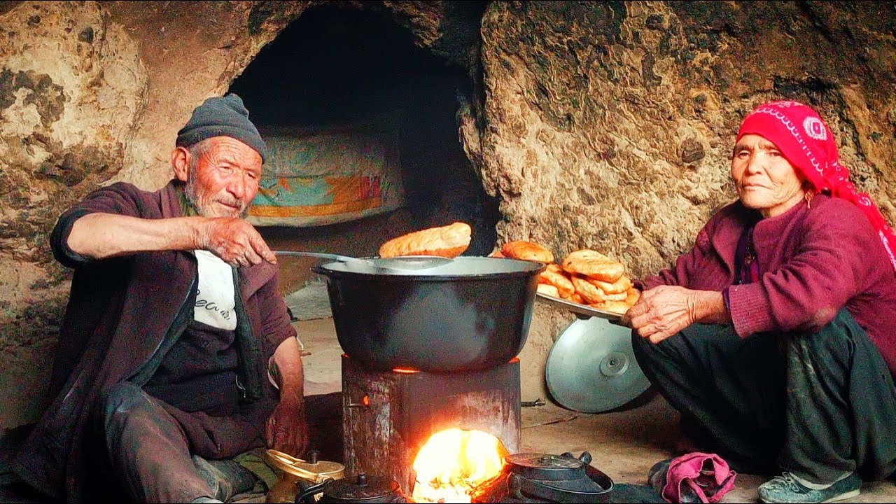 old style cooking in the cave /old lovers living in cave - YouTube