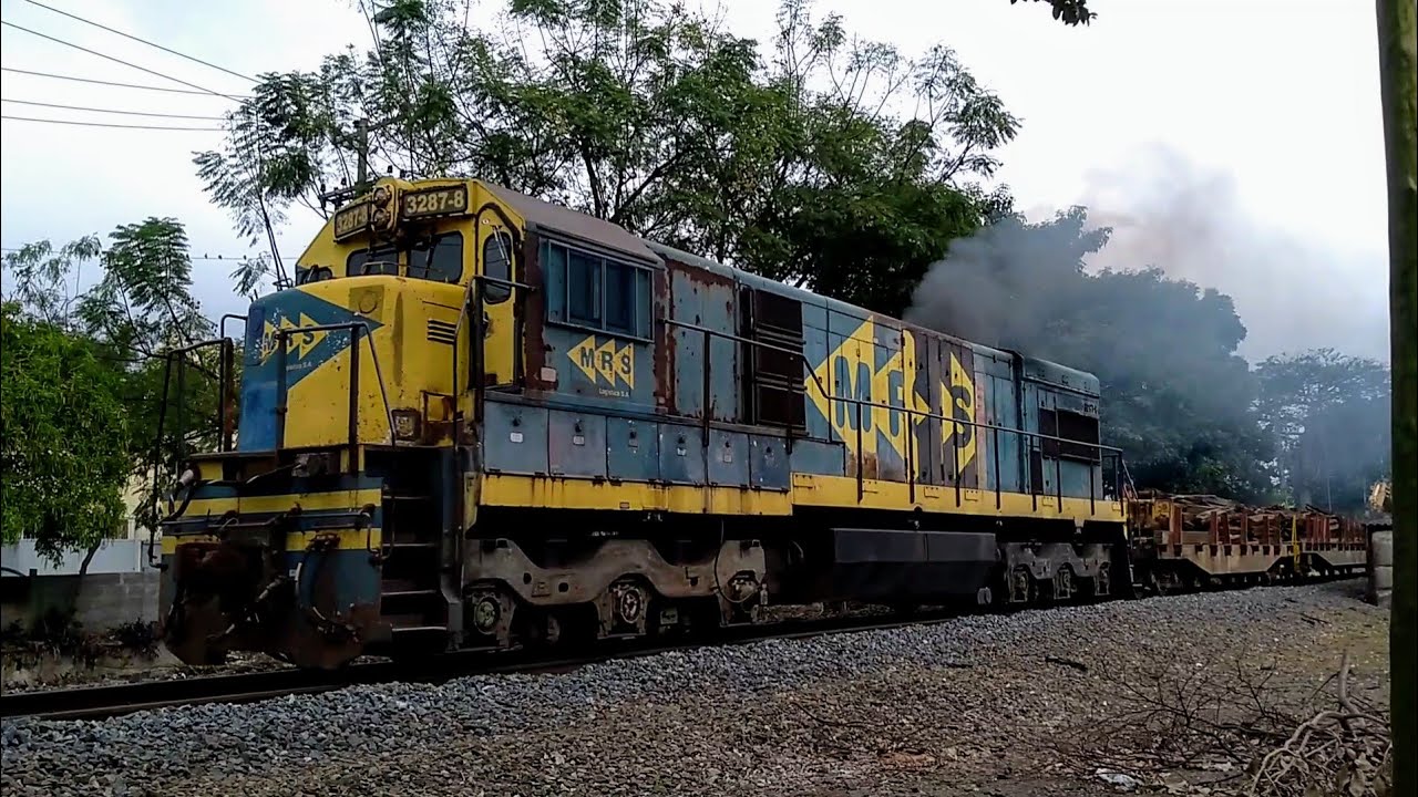 Trem de Serviço (Lastro) da MRS com Locomotiva GE U23-C transportando ...
