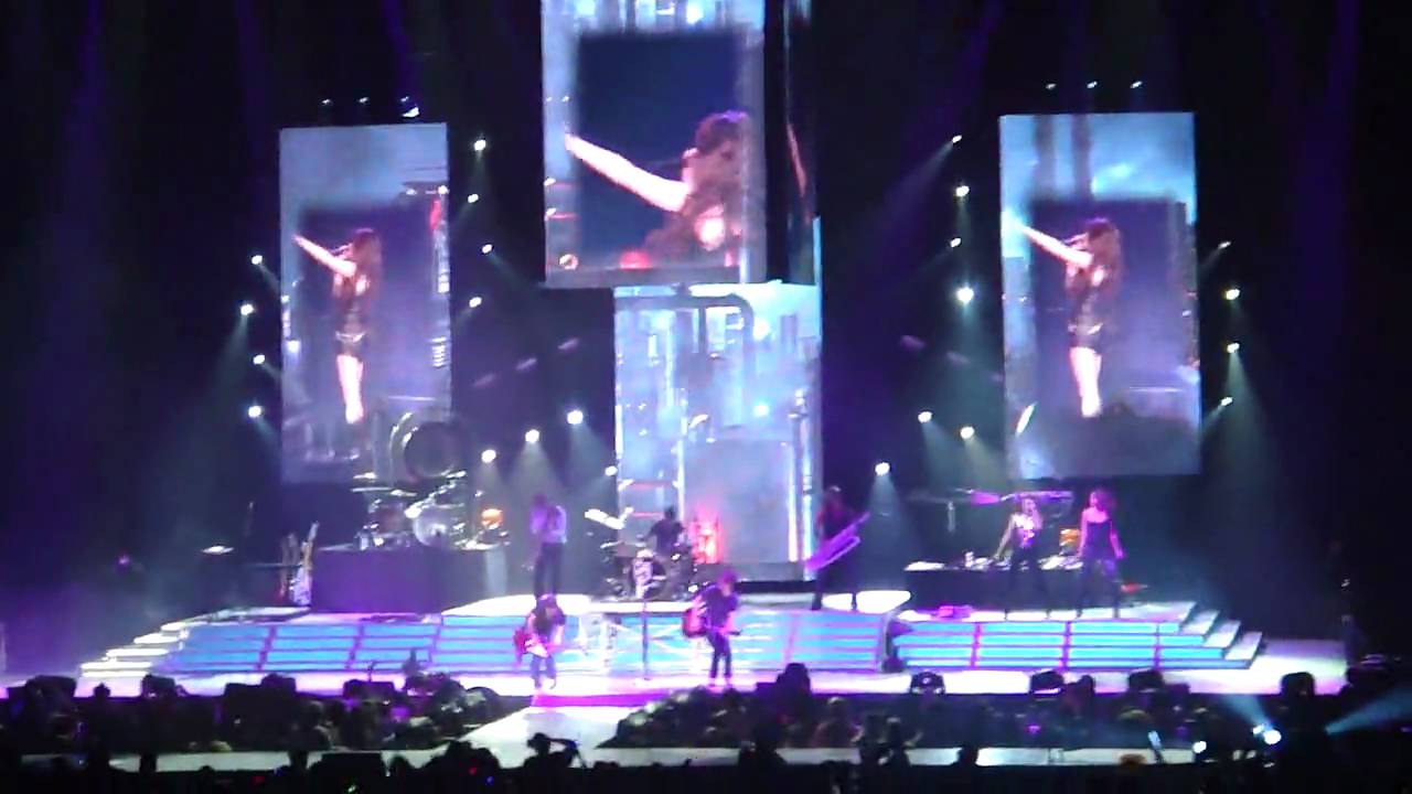 Miley cyrus live at the o2 - 7 things - YouTube