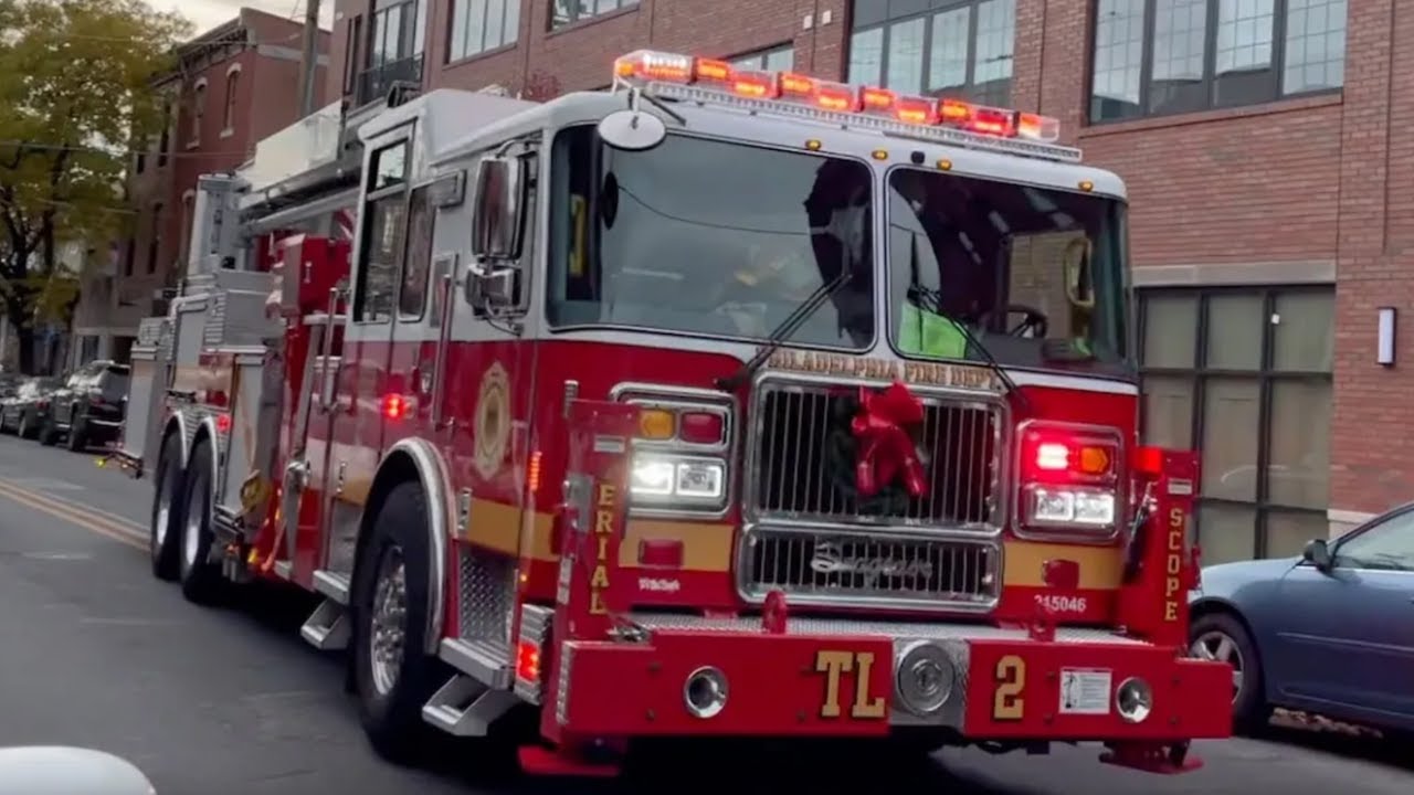 PHILADELPHIA FIRE DEPARTMENT NEW TOWER LADDER 2 RESPONDING IN HEAVY ...