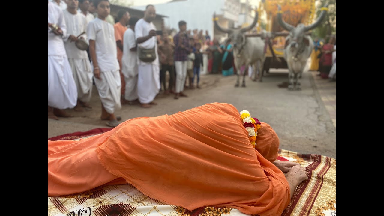 Sripada Bhakti Vikasa Swami Meets Padayatra Devotees - YouTube