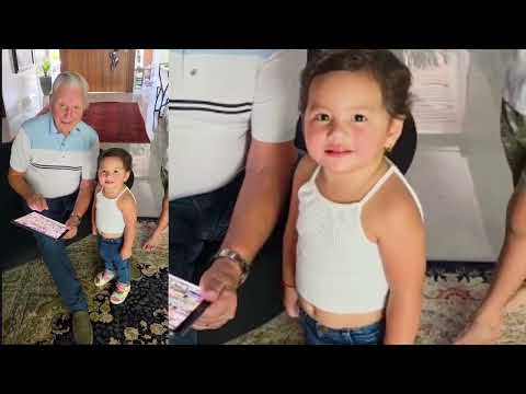 Cutesy Lili Ramsay is wearing the same outfit as her Nana and Daddy White. Matchy-matchy yarn, cute!