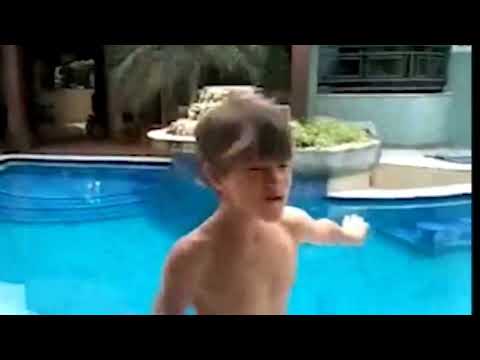 ANDANDO SKATE NA PISCINA