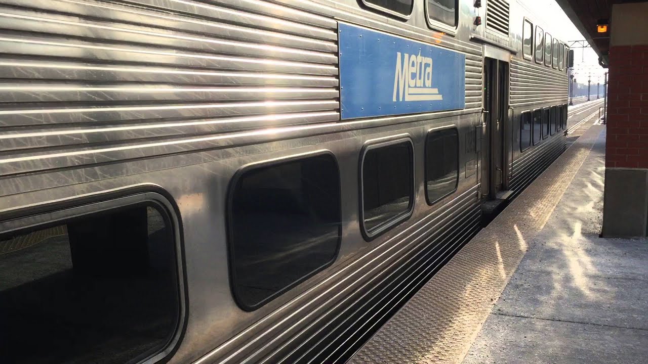 Metra Electric District Train departing 55/56/57st Station - YouTube