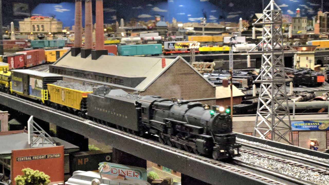 Lionel PRR 2-10-0 I1 Hippo #4258 pulling a freight at Corner Field ...