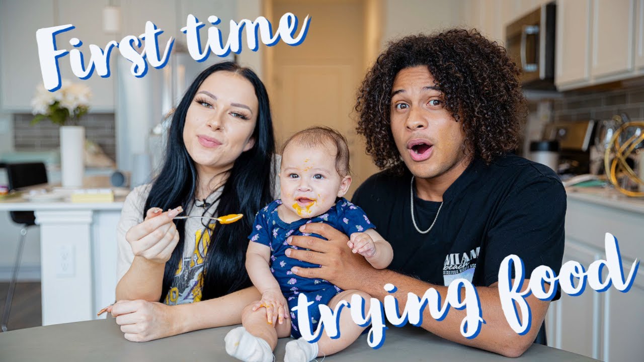 BABY'S FIRST TIME EATING BABY FOOD *CUTE* - YouTube