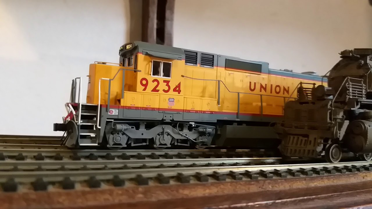 DASH 8 40-C ATLAS SILVER, EMD SD 40-2 INTERMOUNTAIN VIDEO 3 - YouTube