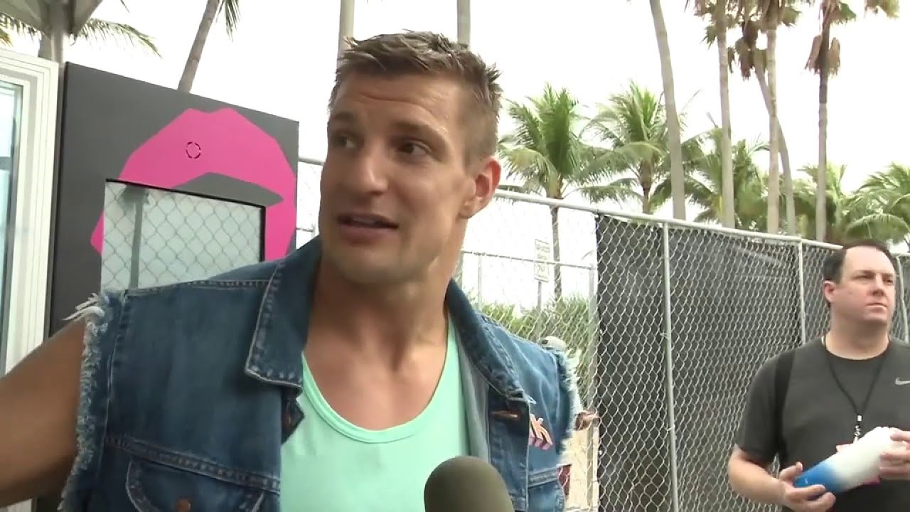3,000 people attend Gronk Beach in Miami Beach - YouTube