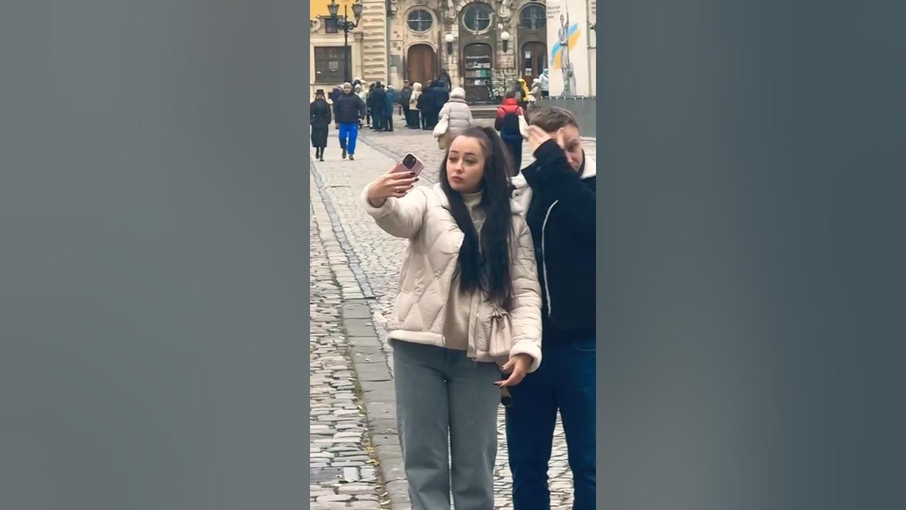 Дівчата в кожухах Львів на площі Ринок Youtube