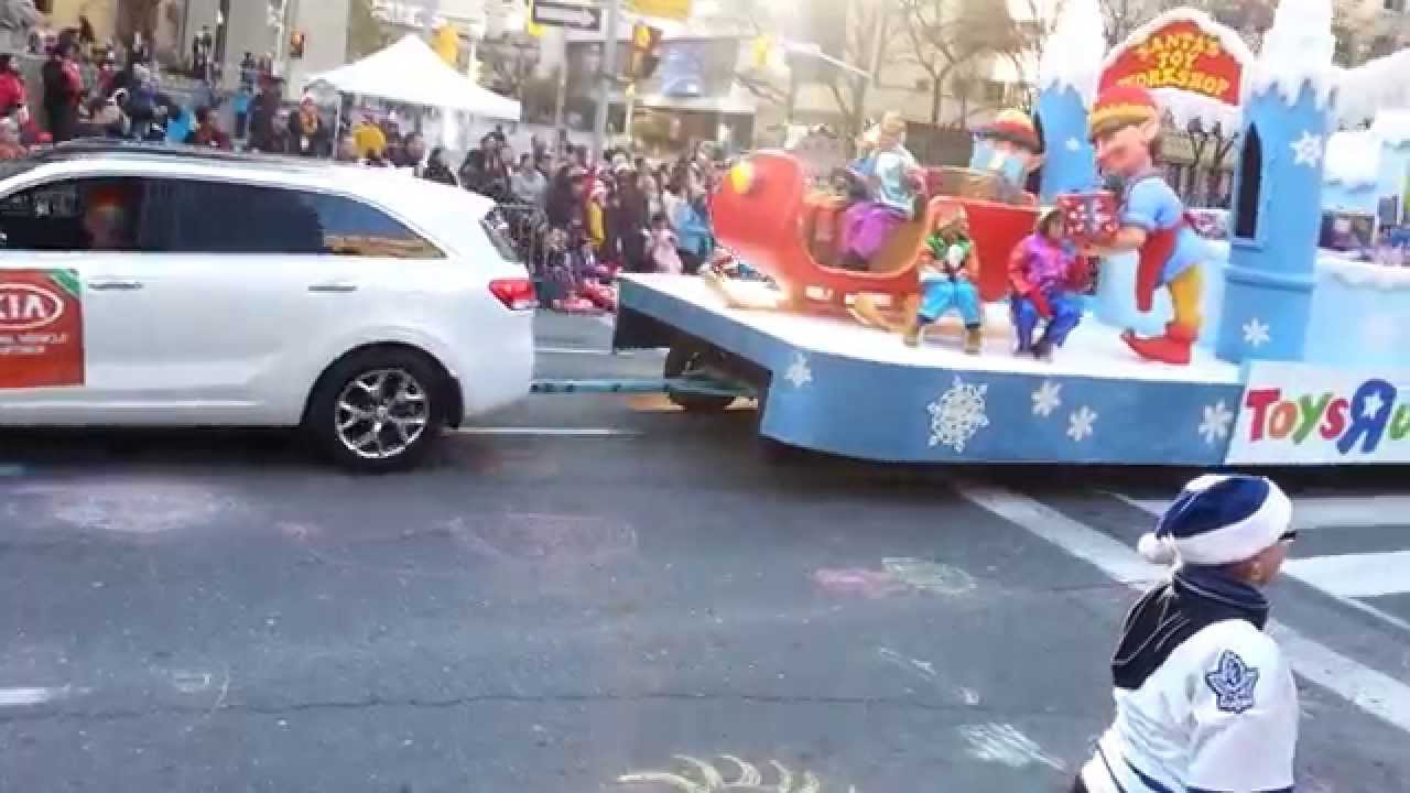Santa Parade Toronto 2015, Toys R Us Float - YouTube