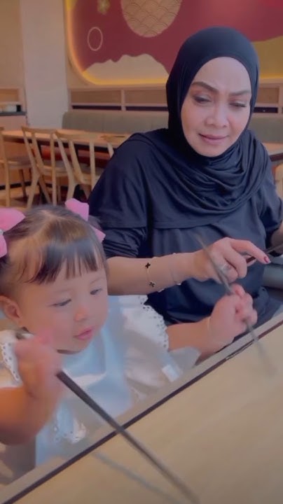 Lawak ni tth sama tieta sumpit malah dimainin gitu😂#babylily#babyrans#baby#raffinagita#feedshort ...