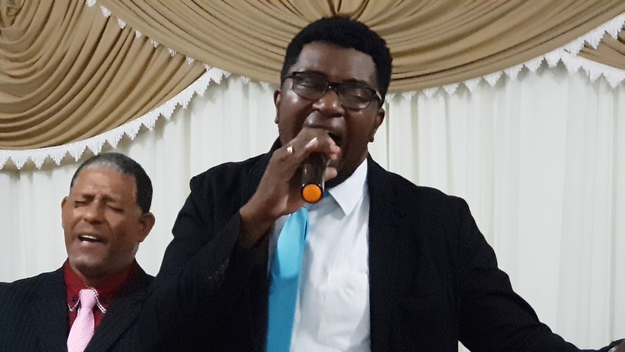 Cantor Eli Batista Por que Ele vive - YouTube