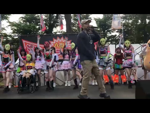 仮面女子のステージに乱入してララララーメンの曲を披露する男 | SHO STIME｜YouTubeランキング