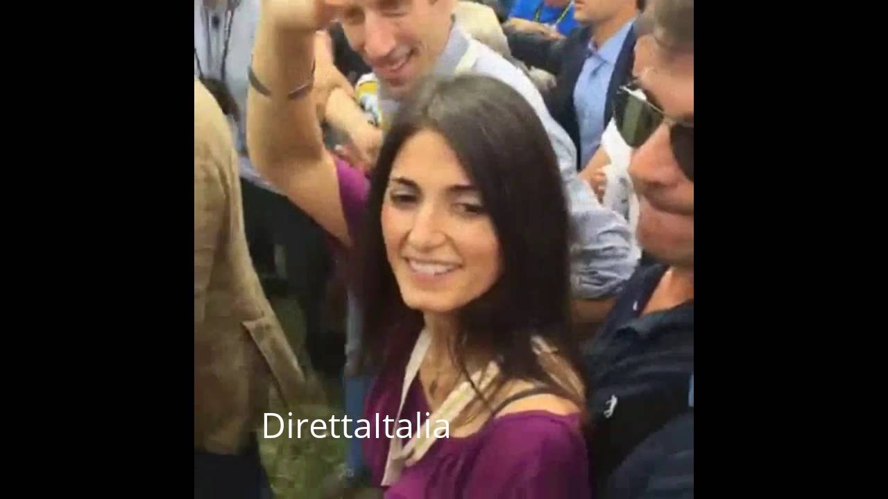 M5S PALERMO VIRGINIA RAGGI BALLA TRA LA FOLLA - YouTube