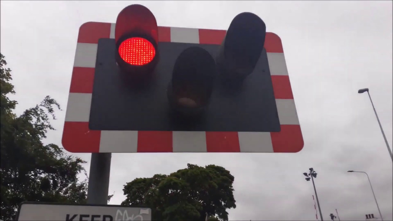Walton Street Level Crossing (07/06/2020) - YouTube